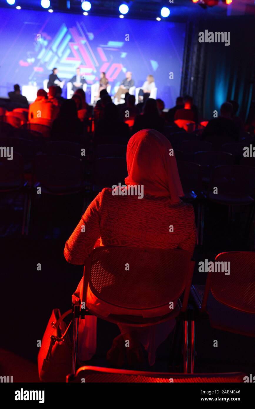 Podium discussion hi-res stock photography and images - Alamy