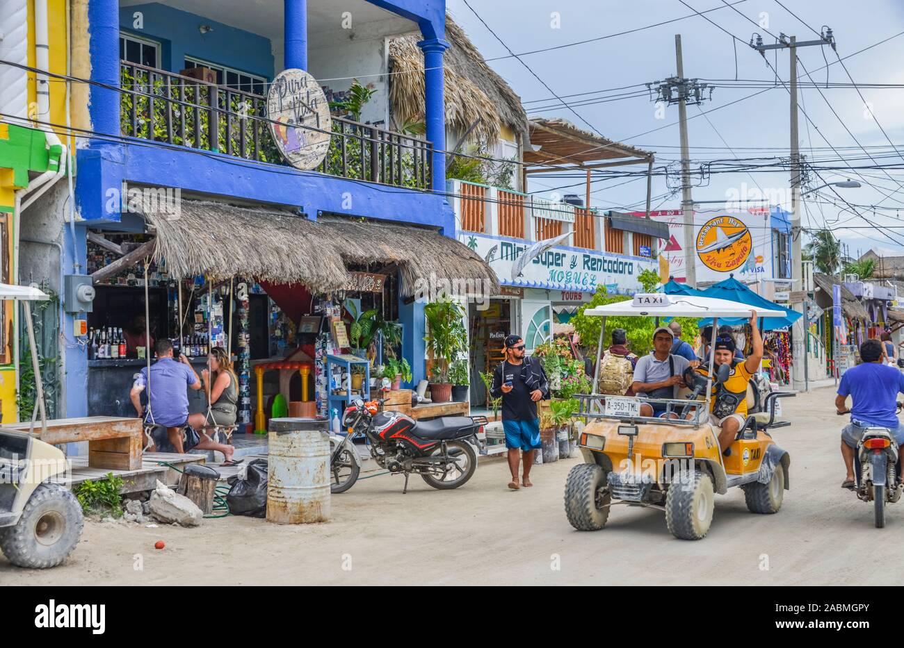 Spaziergänger, Touristen, Golfbuggy, Hauptstraße, Holbox, Isla Holbox ...