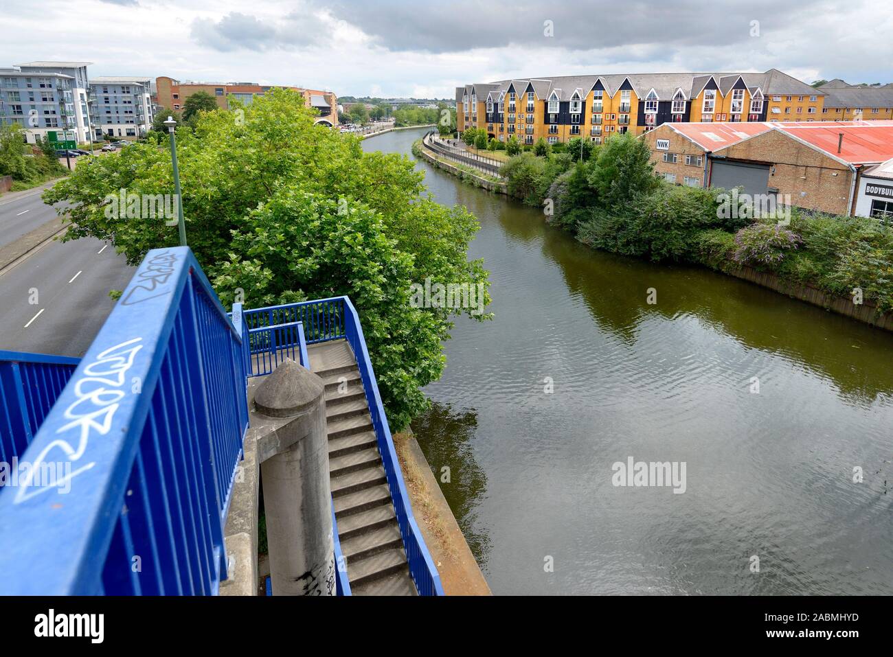 Maidstone, Kent, UK. View of the River Medway from the railway bridge ...