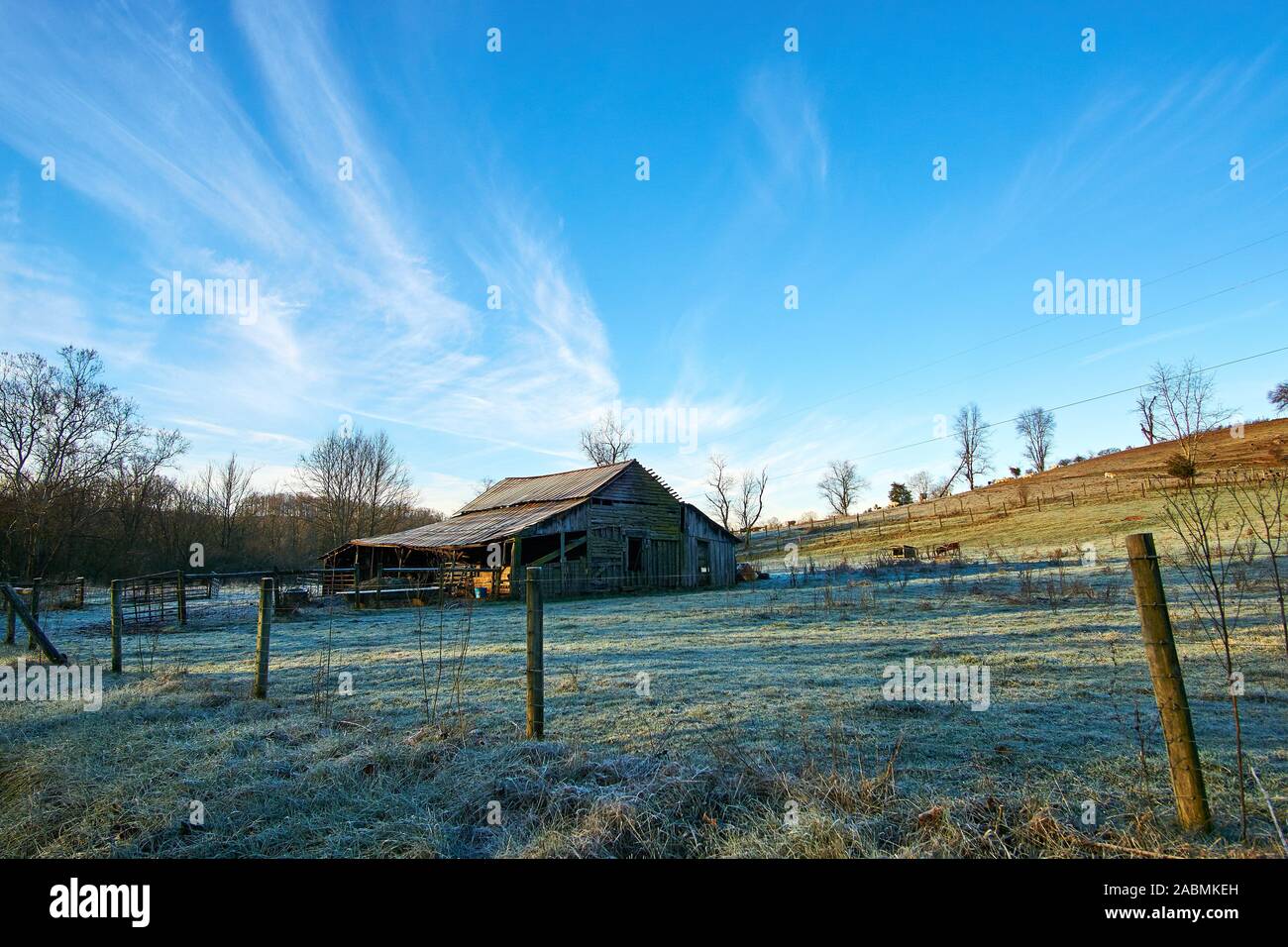 Rundown wooden fence hi-res stock photography and images - Alamy