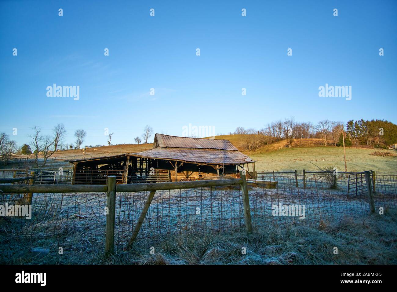 Rundown wooden fence hi-res stock photography and images - Alamy