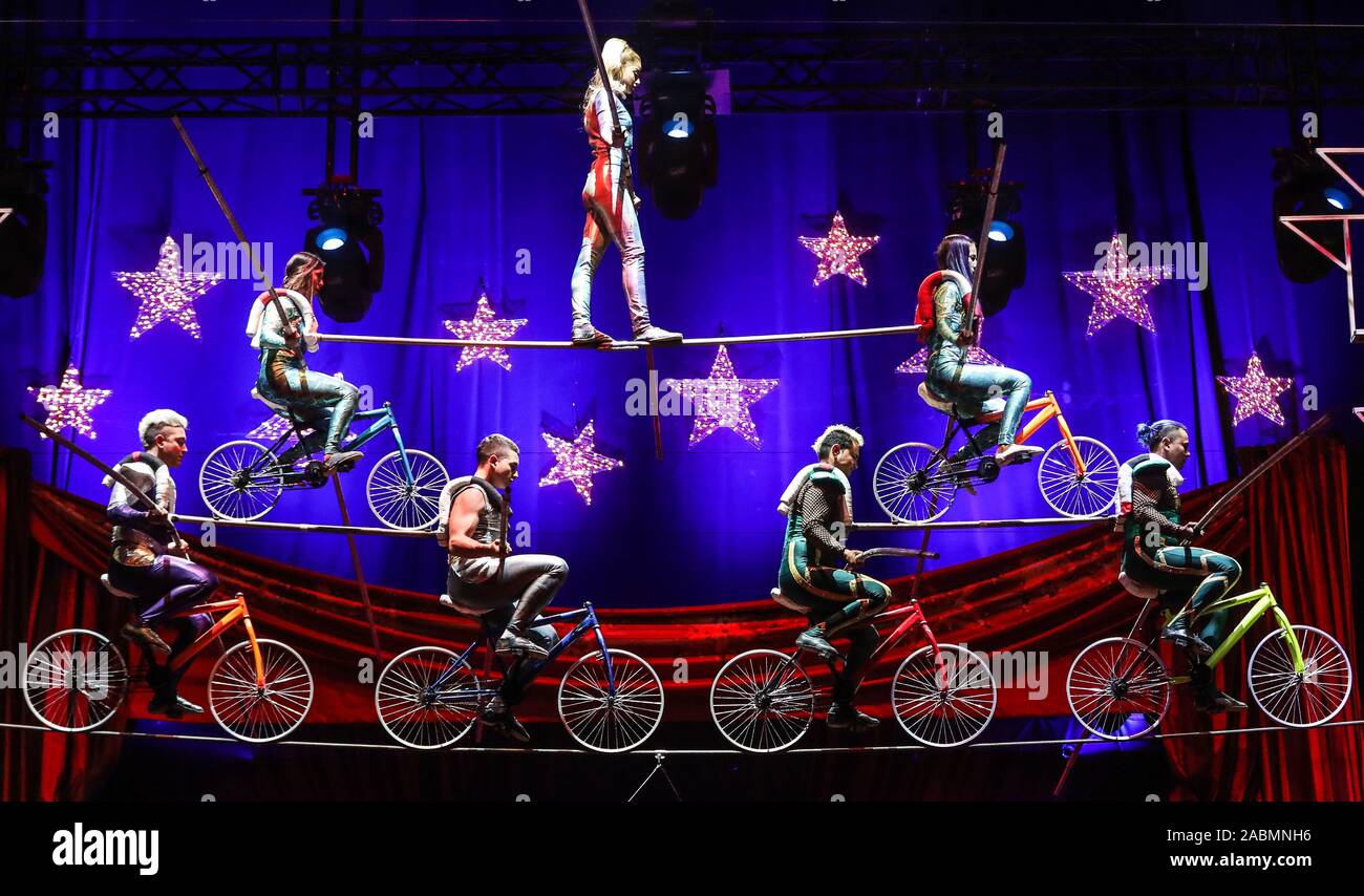 Stuttgart, Germany. 28th Nov, 2019. The Werner Guerrero troupe presents ...