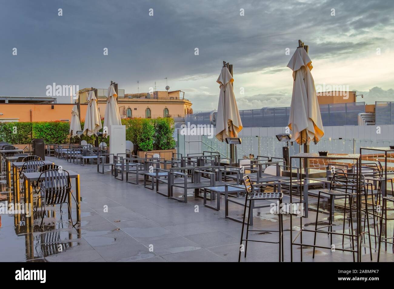 Rinascente building rome hi-res stock photography and images - Alamy