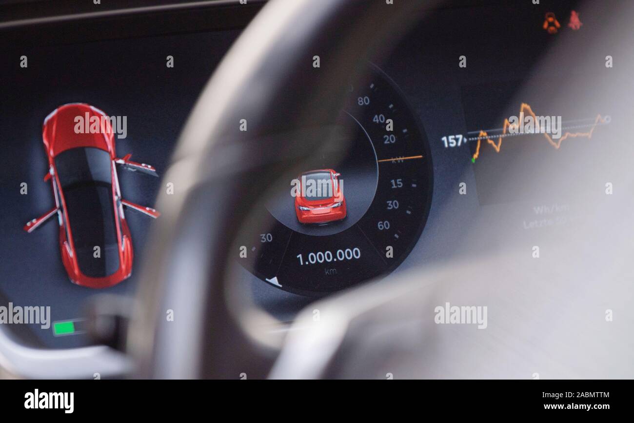 Car speedometer 2013 hi-res stock photography and images - Alamy