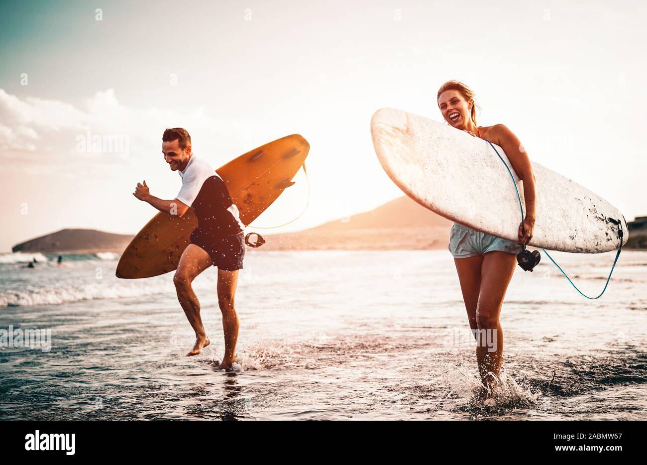 Surfer couple hi-res stock photography and images - Alamy