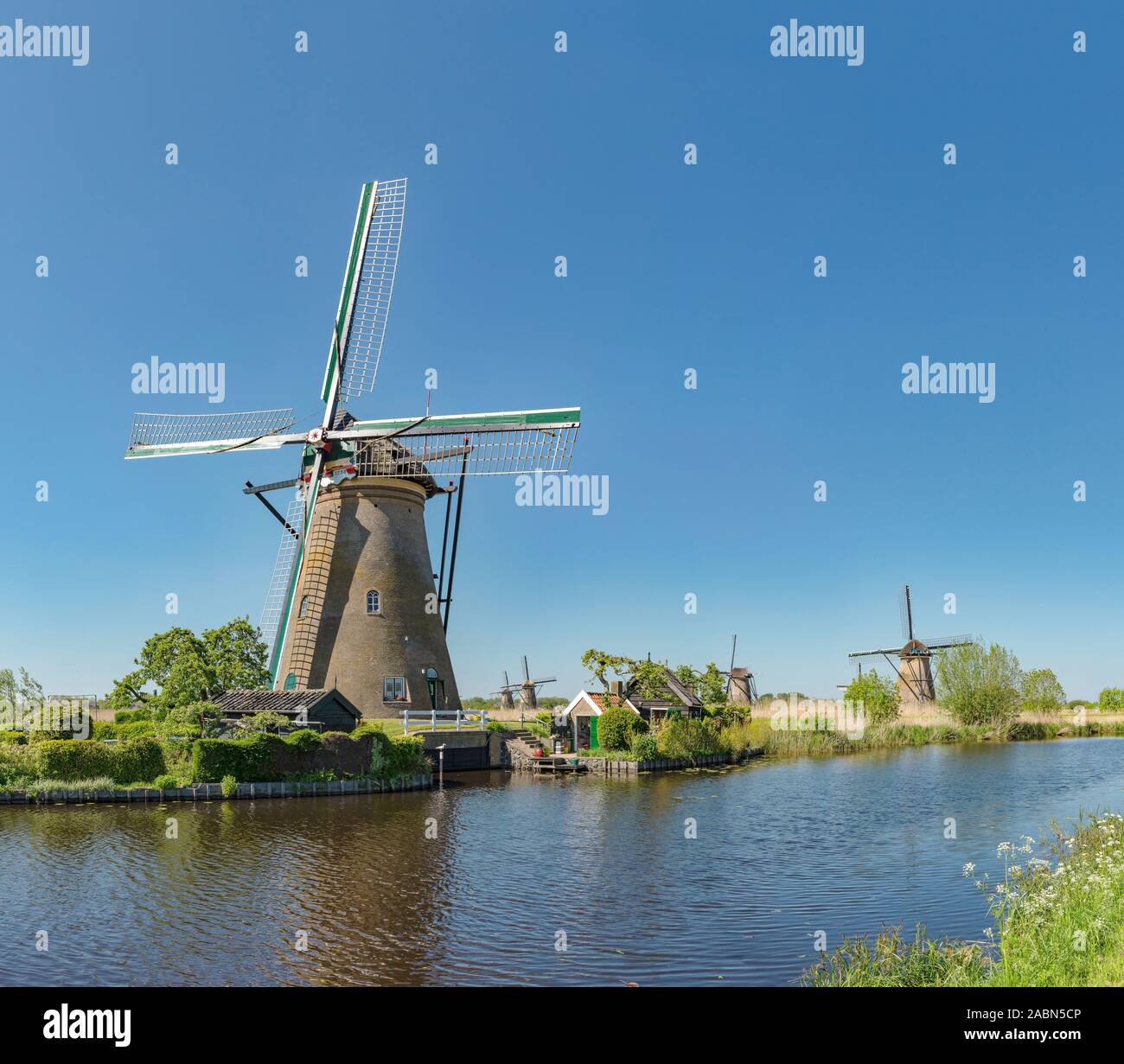 Baisin drainage windmill called Nederwaard Molen number 8, Kinderdijk ...