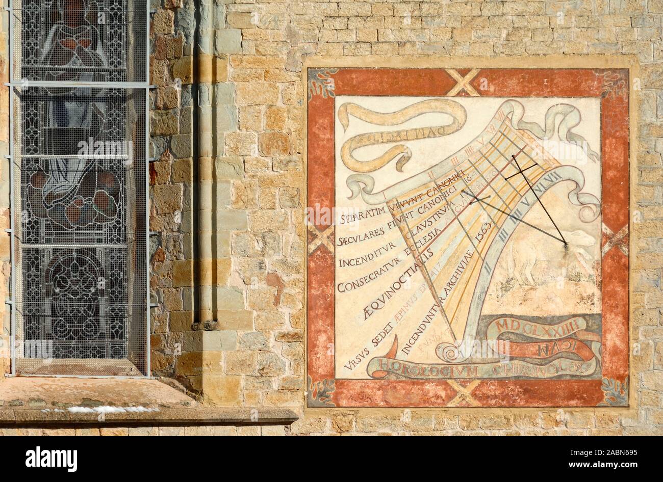 Sundial building hi-res stock photography and images - Alamy