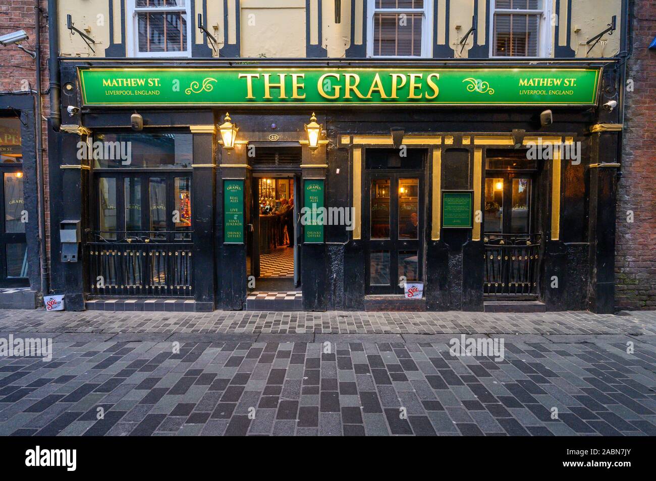 Grapes liverpool pub hi-res stock photography and images - Alamy
