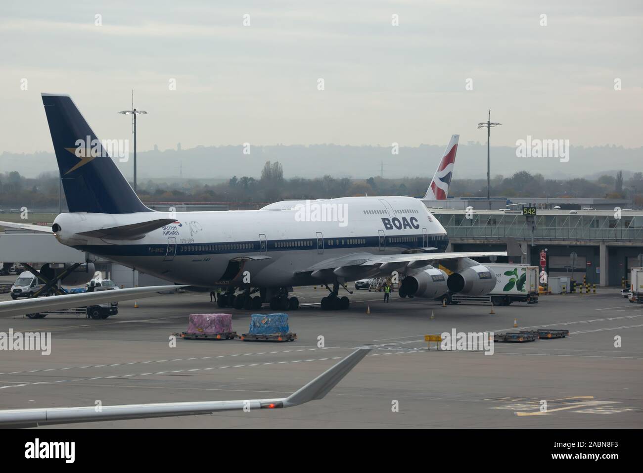 Boeing 747 400 parked hi-res stock photography and images - Alamy