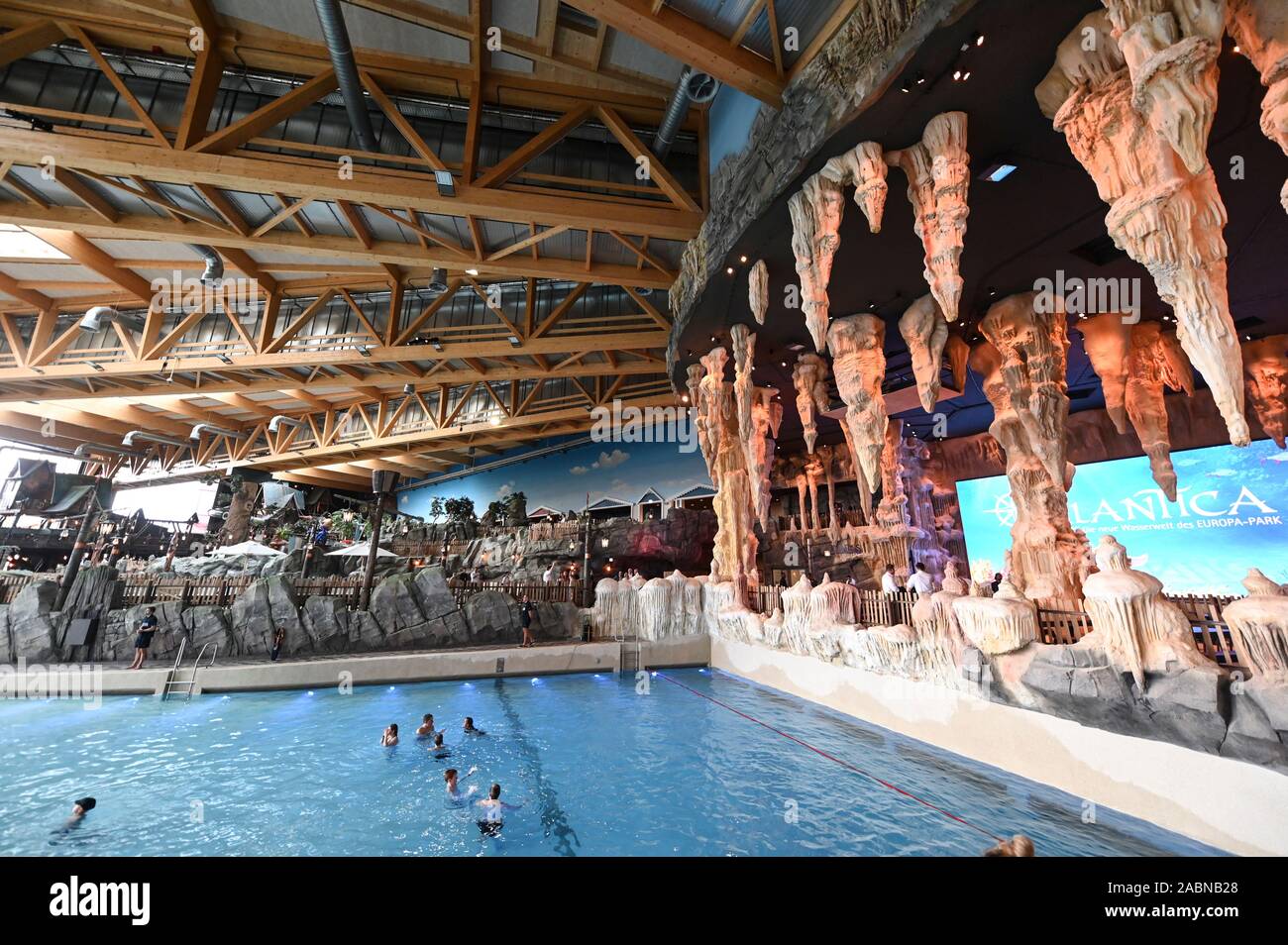 Rust, Germany. 28th Nov, 2019. Bathing sows swim in a swimming pool in ...
