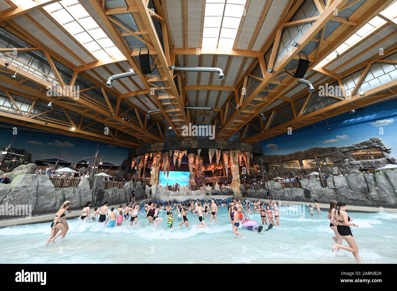 Rust, Germany. 28th Nov, 2019. People bathe in the wave pool in the ...