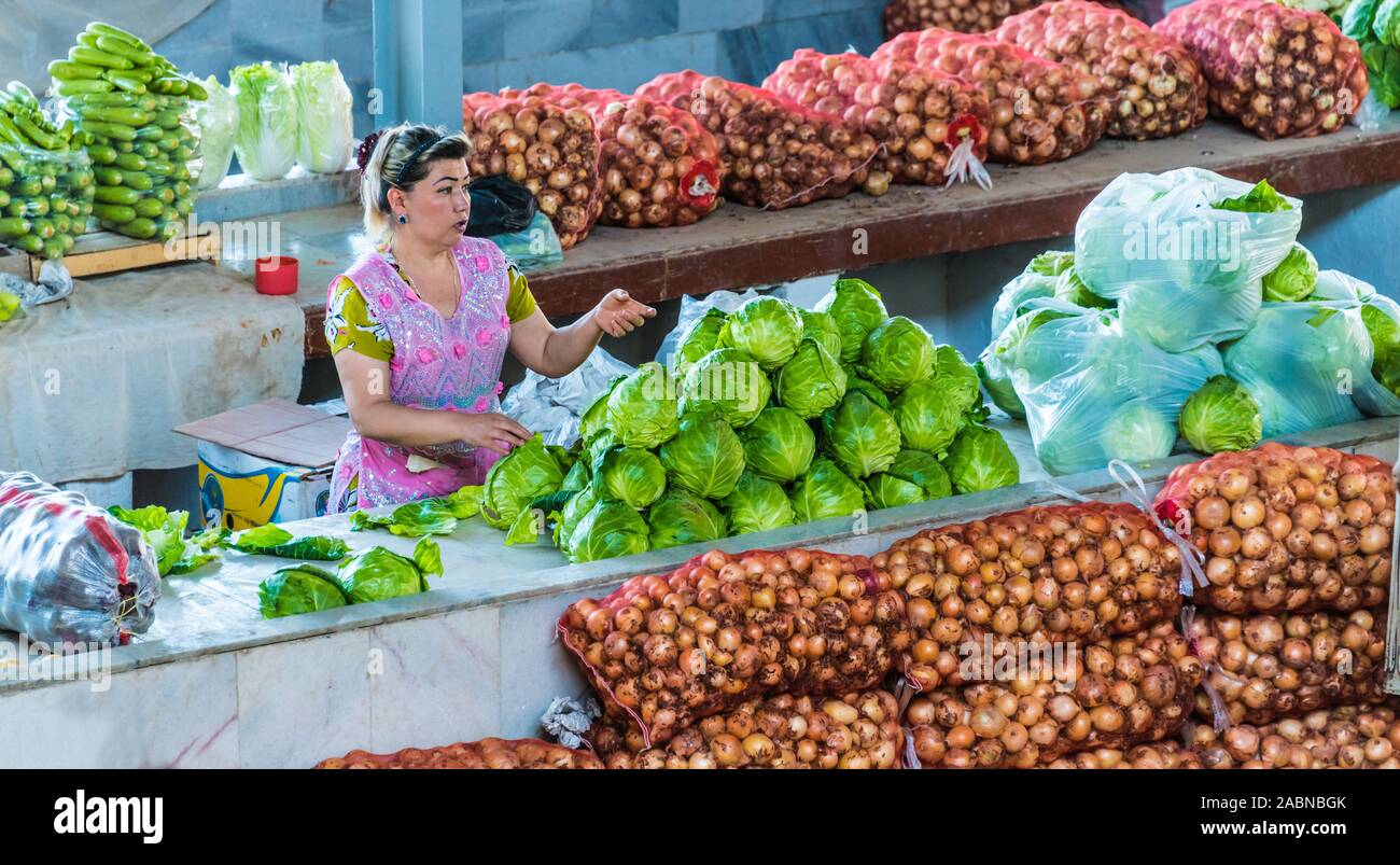 SAMARKAND, UZBEKISTAN - MAY 10, 2019: Siab Bazaar in the center of ...