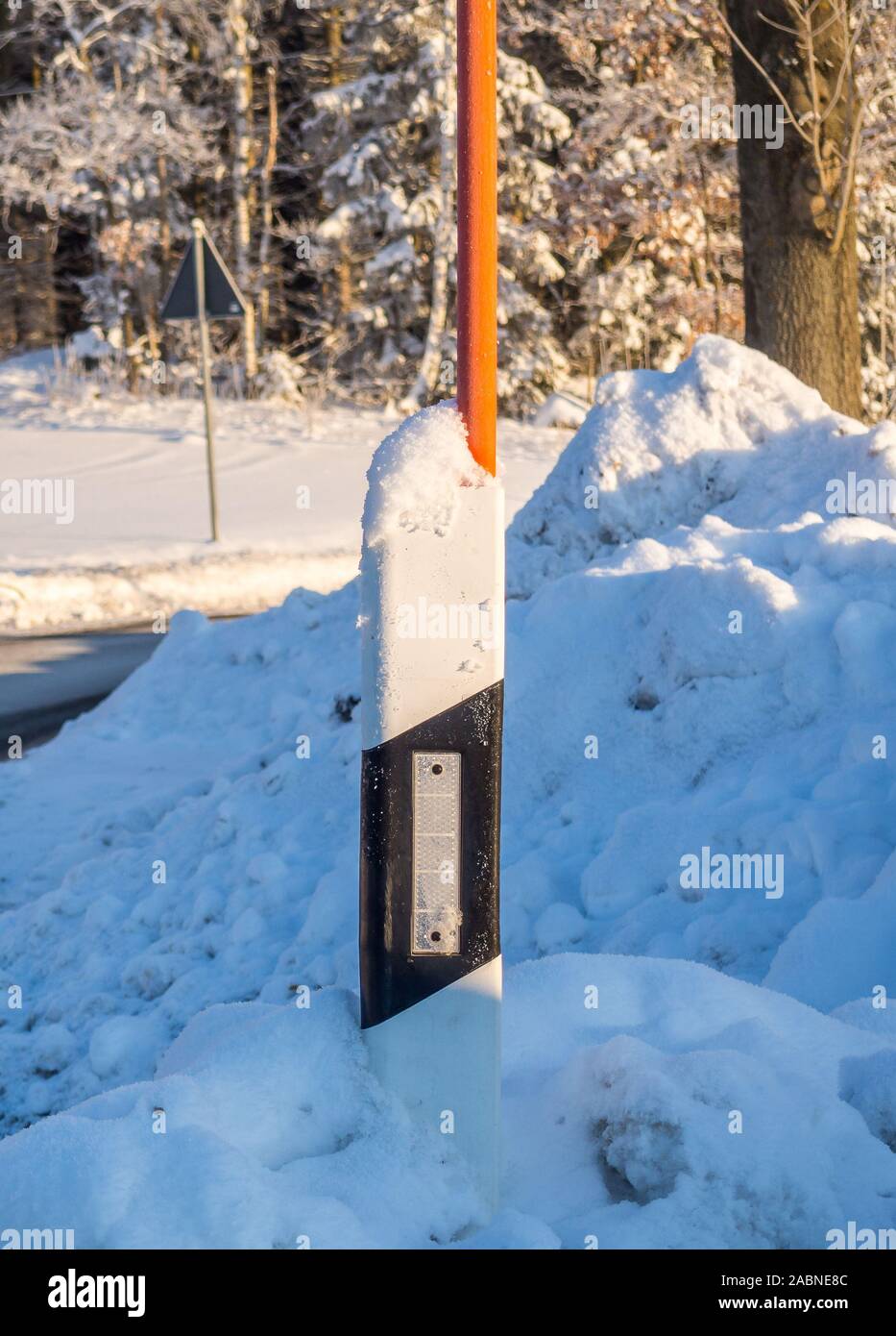 Delineators in winter at your road Stock Photo - Alamy