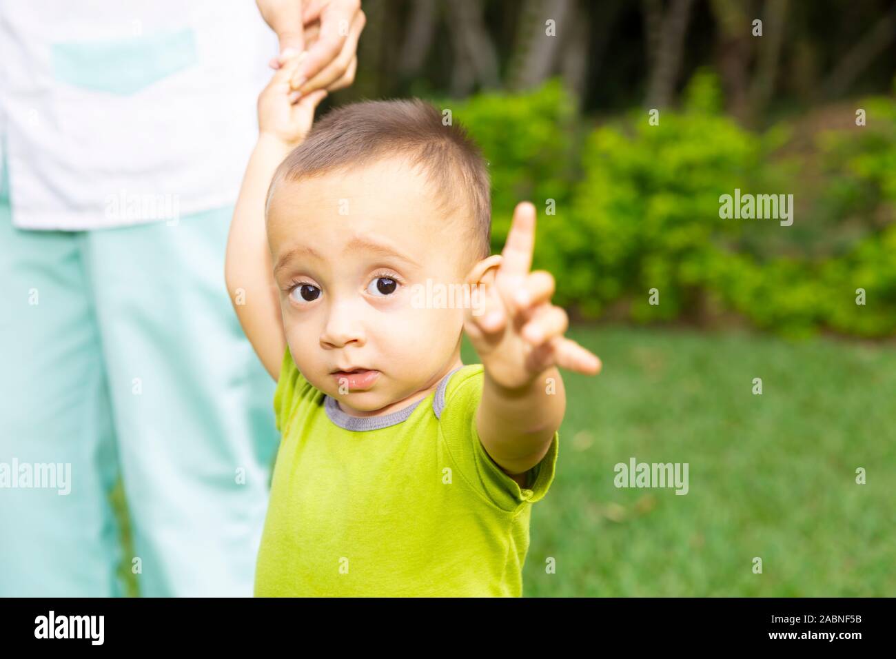 Helping toddler walk hi-res stock photography and images - Alamy