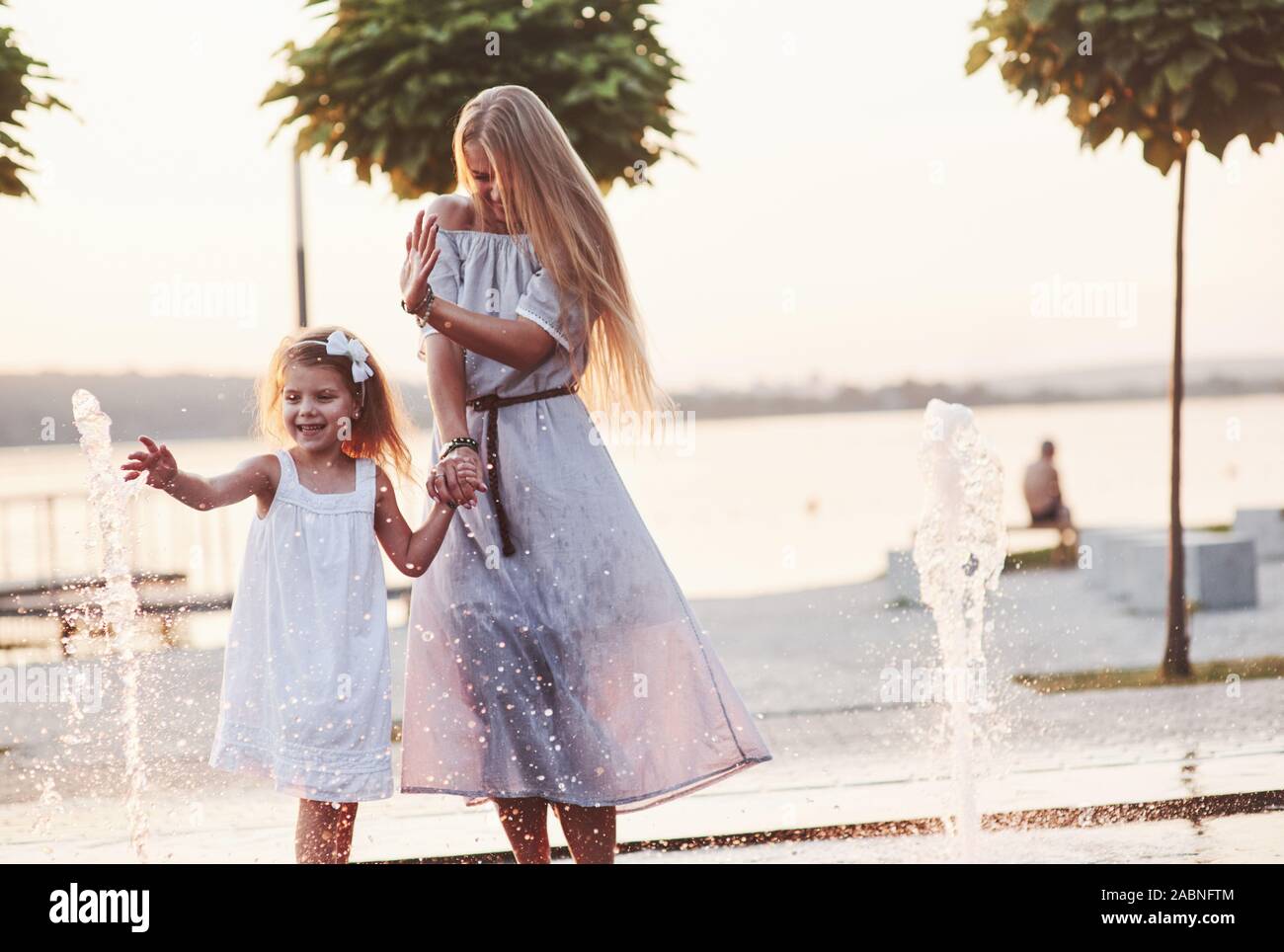 Parent child water play hi-res stock photography and images - Alamy