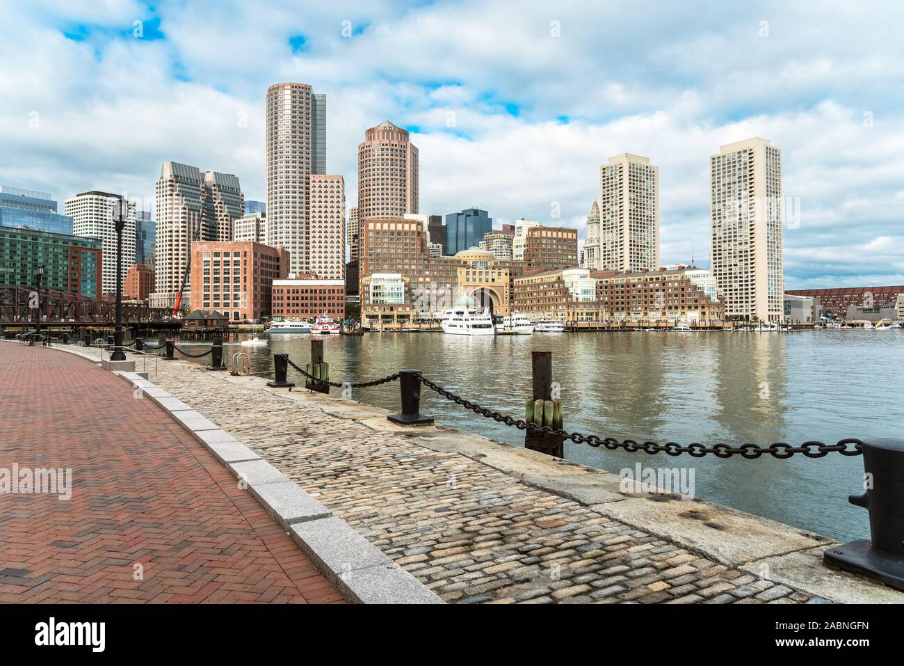 Quayside ladder hi-res stock photography and images - Alamy