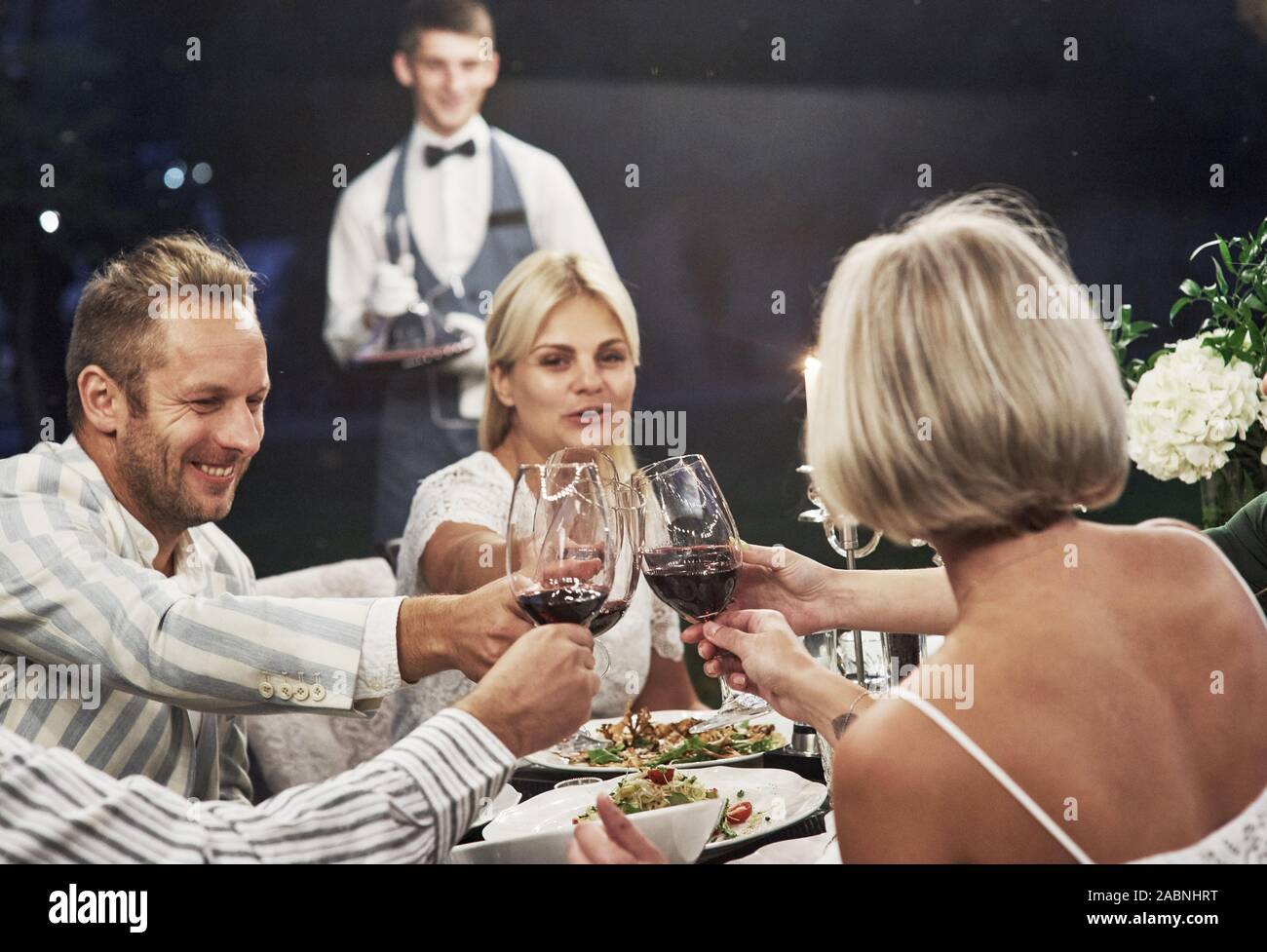 Family restaurant waiter group hi-res stock photography and images - Alamy