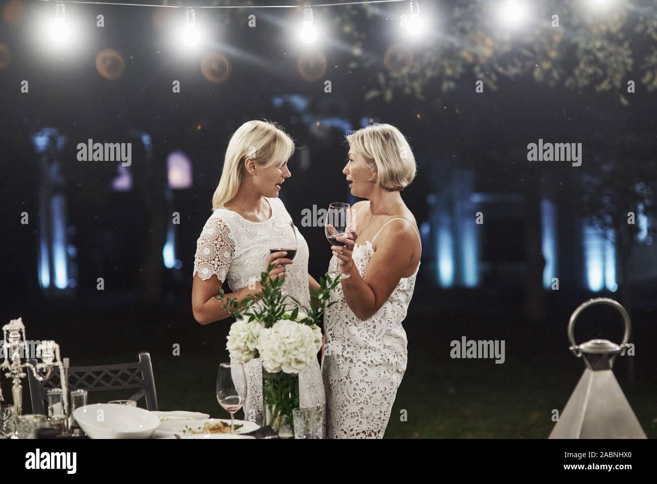 People talking outside at night hi-res stock photography and images - Alamy