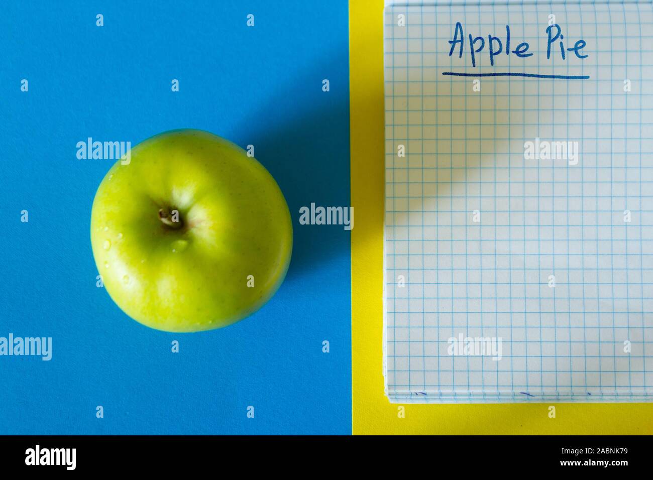 Green apple with notepad. Copy space for recipe Stock Photo - Alamy
