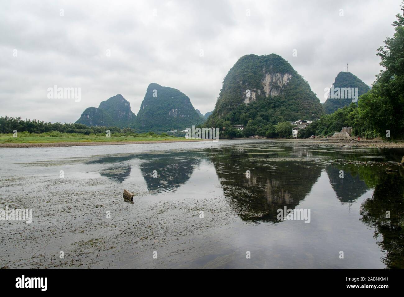 Lijiang river as it passes through Yangshuo (China Stock Photo - Alamy