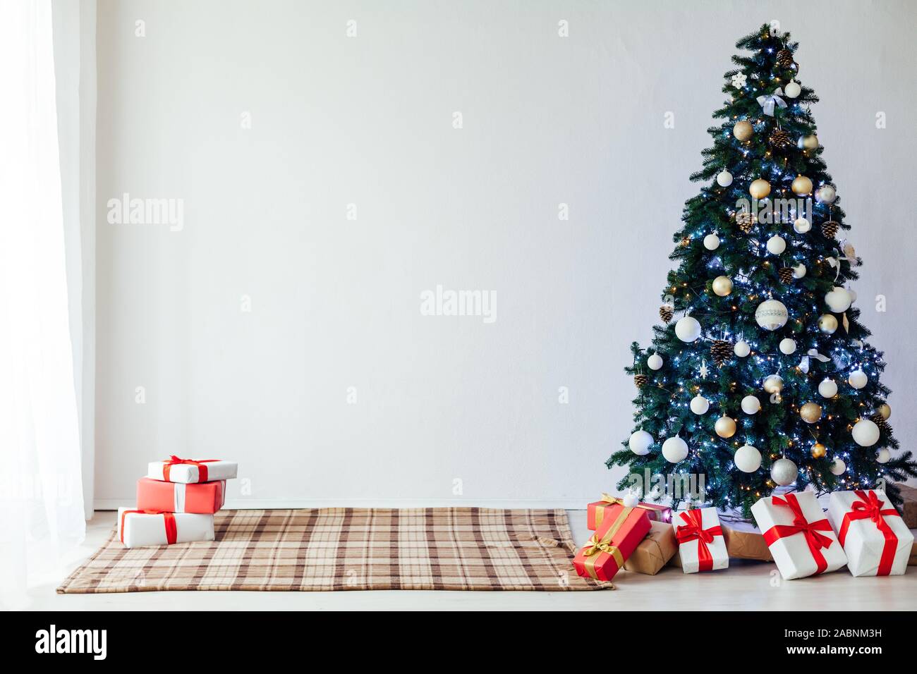 Christmas tree with gifts Of December decor in the interior of the ...