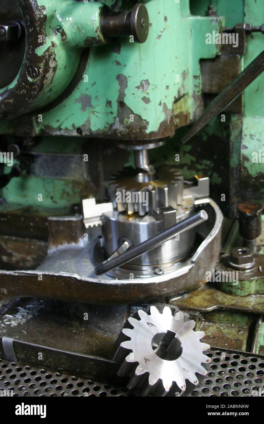 Mechanical industry old machinery lathe Stock Photo - Alamy