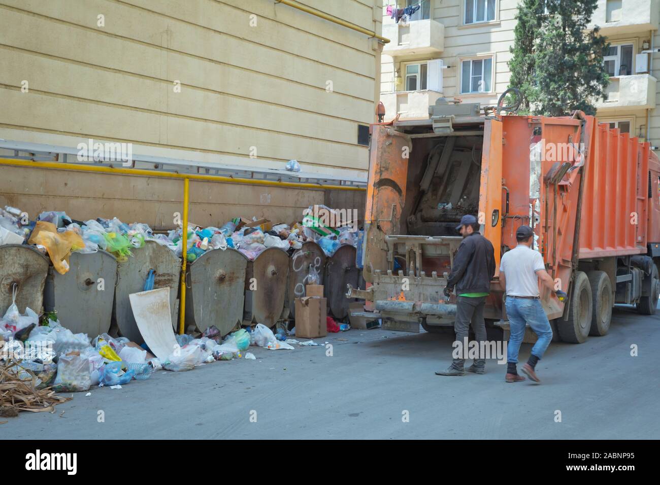 Waste collection bin man loading hi-res stock photography and images ...