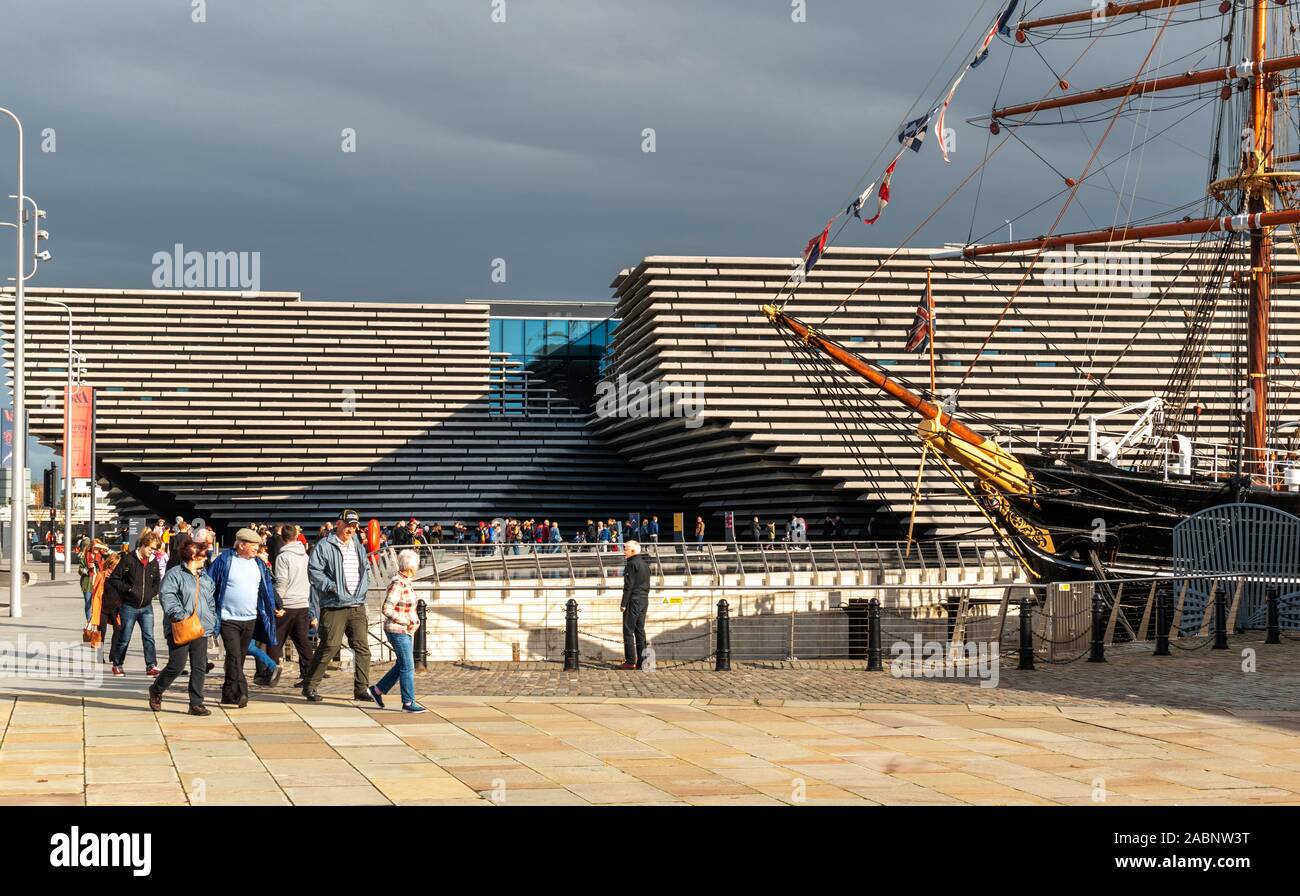 V & A DESIGN MUSEUM DUNDEE SCOTLAND AND RRS DISCOVERY WITH VISITORS ...