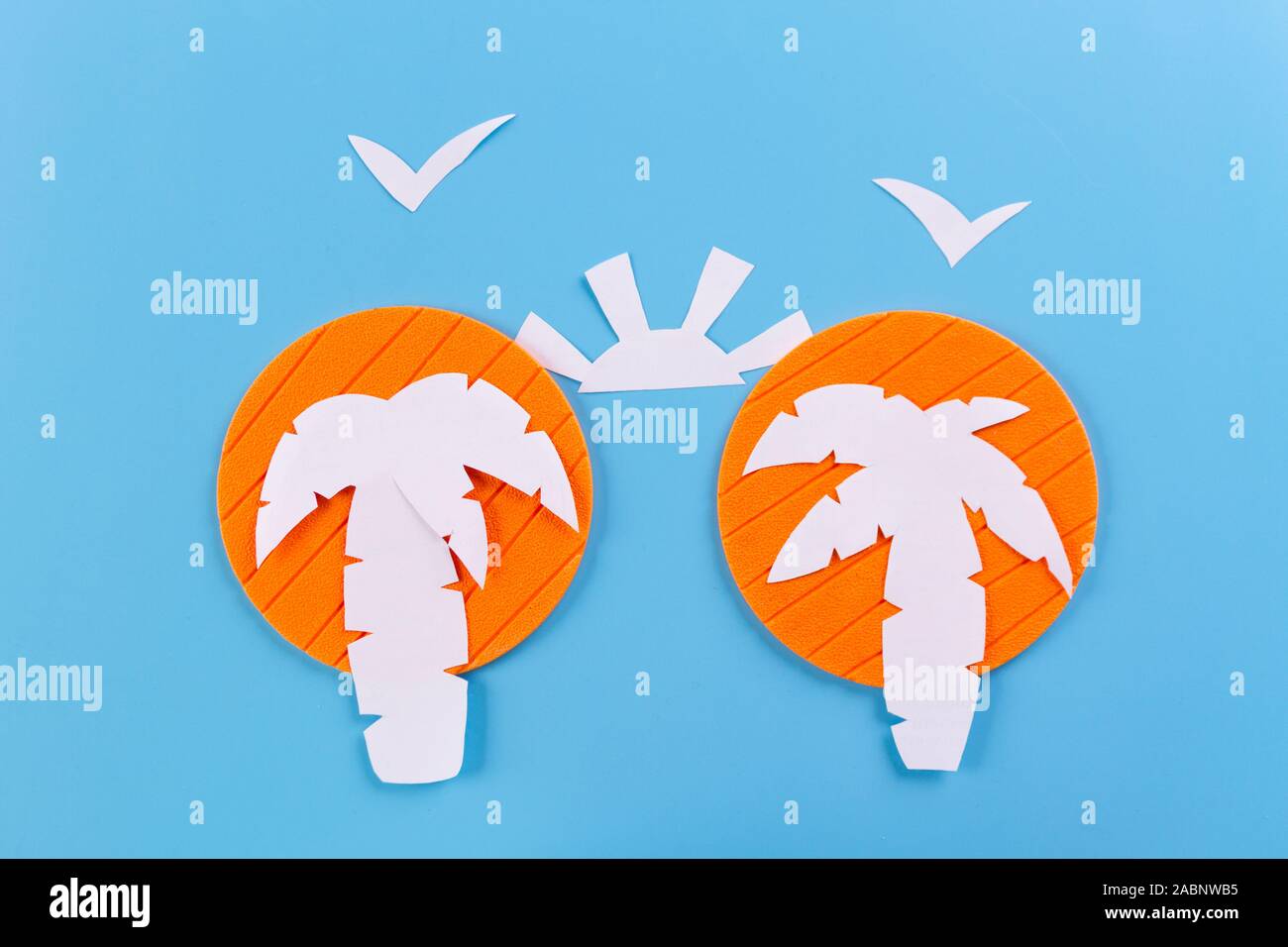 Cartoon styled palm tree made of paper Stock Photo - Alamy