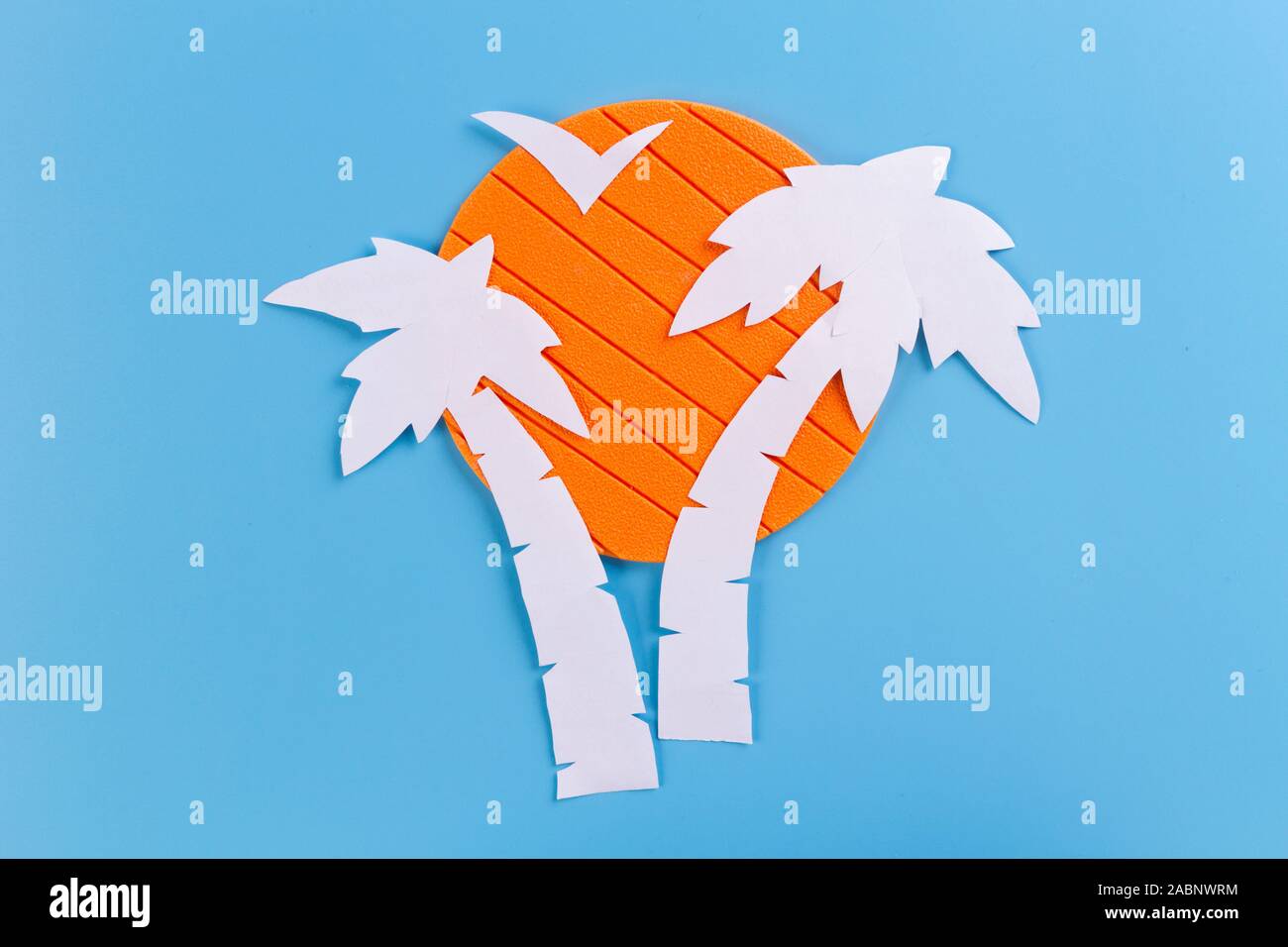 Cartoon styled palm tree made of paper Stock Photo - Alamy