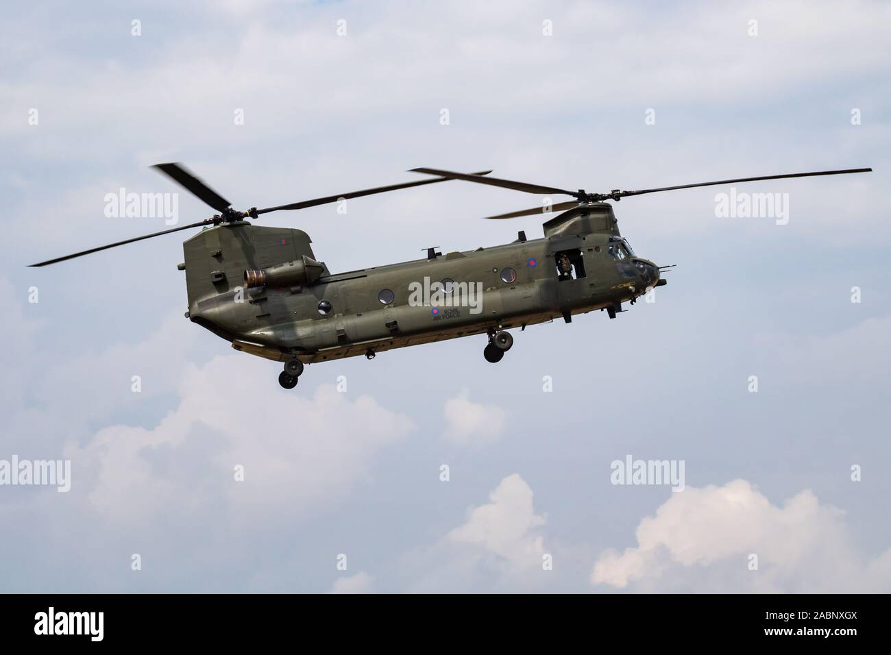 Raf boeing chinook hc6 helicopter hi-res stock photography and images ...