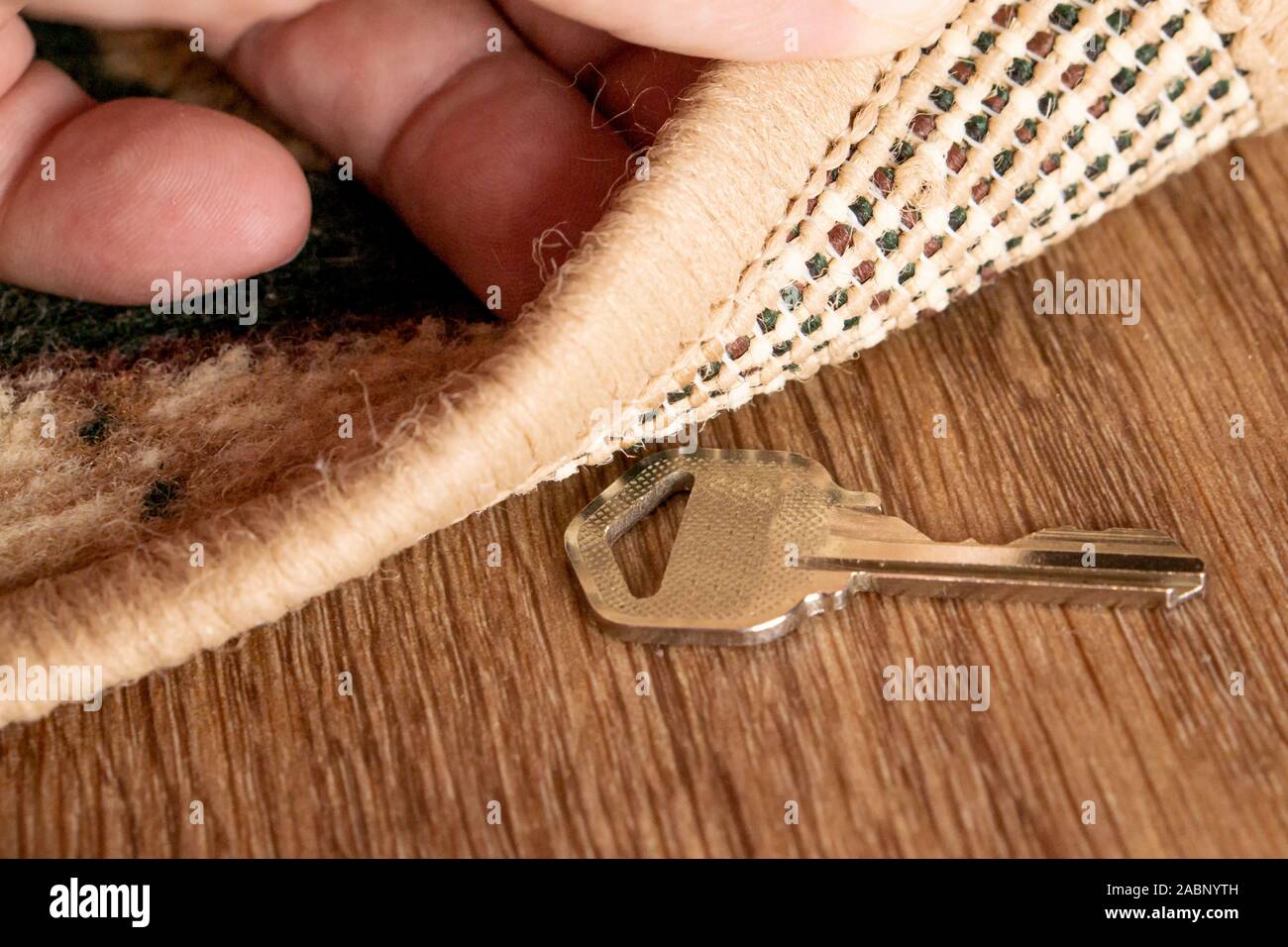 House key under mat hi-res stock photography and images - Alamy