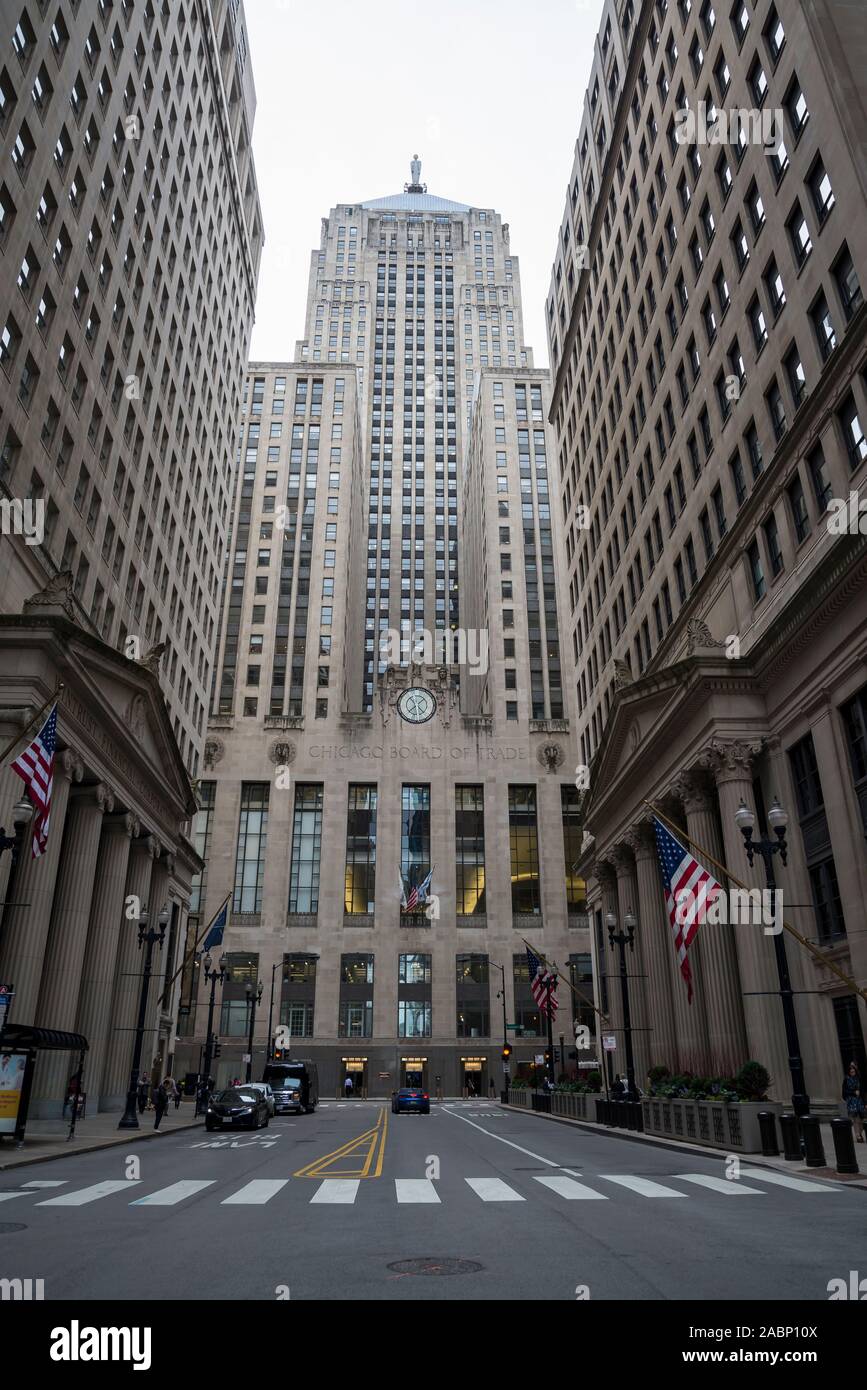 Facade of the Chicago Board of Trade Building, an Art Deco skyscraper ...