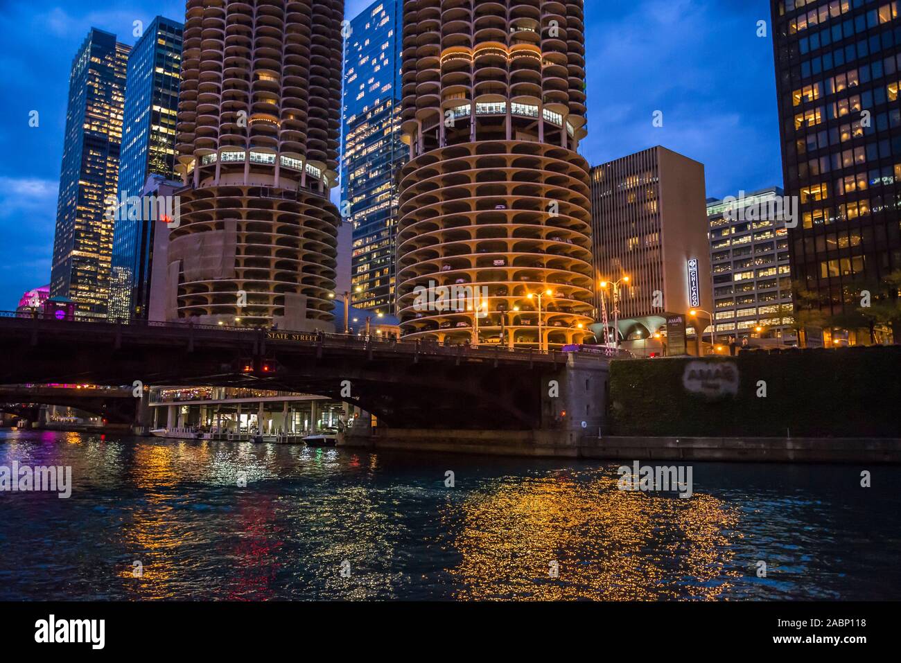 Marina City Goldberg, a mixed-use residential-commercial building ...