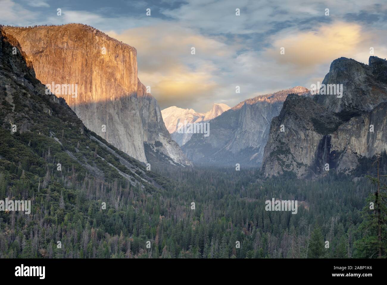 Yosemite valley from tunnel view hi-res stock photography and images ...