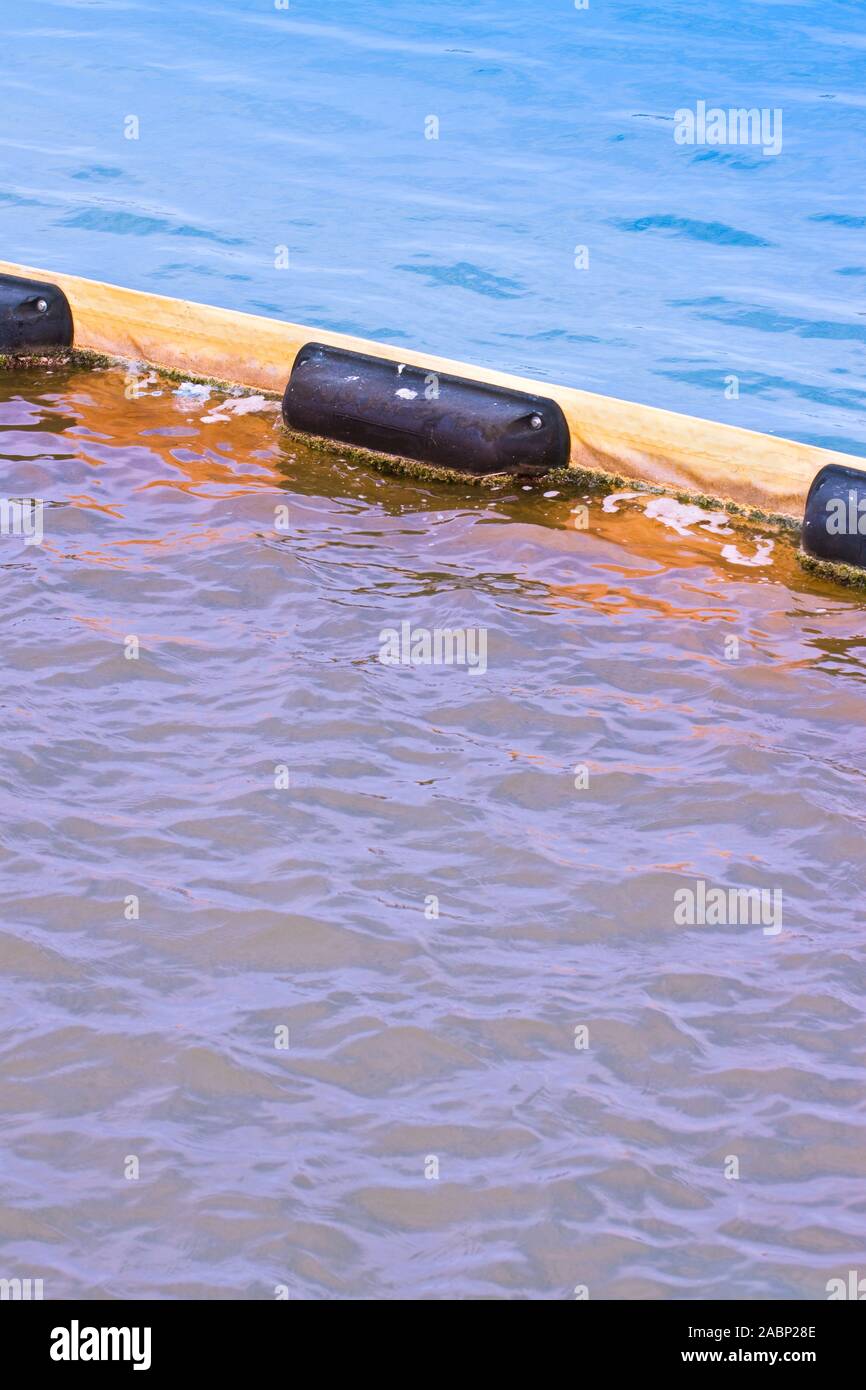 Floating anti-pollution barrier made with modular plastic elements ...