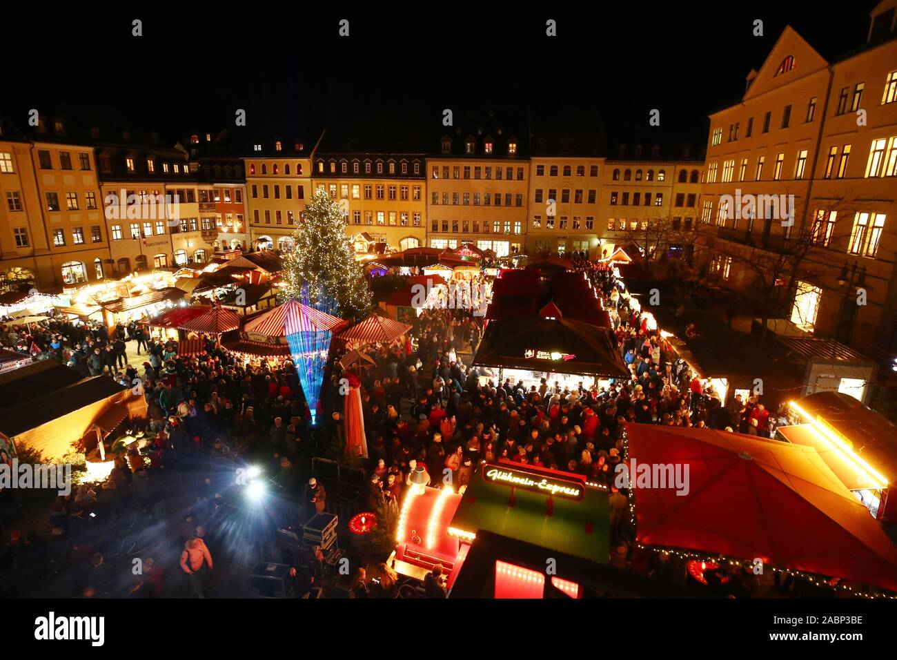 Gera, Germany. 28th Nov, 2019. Visitors are standing on the market ...