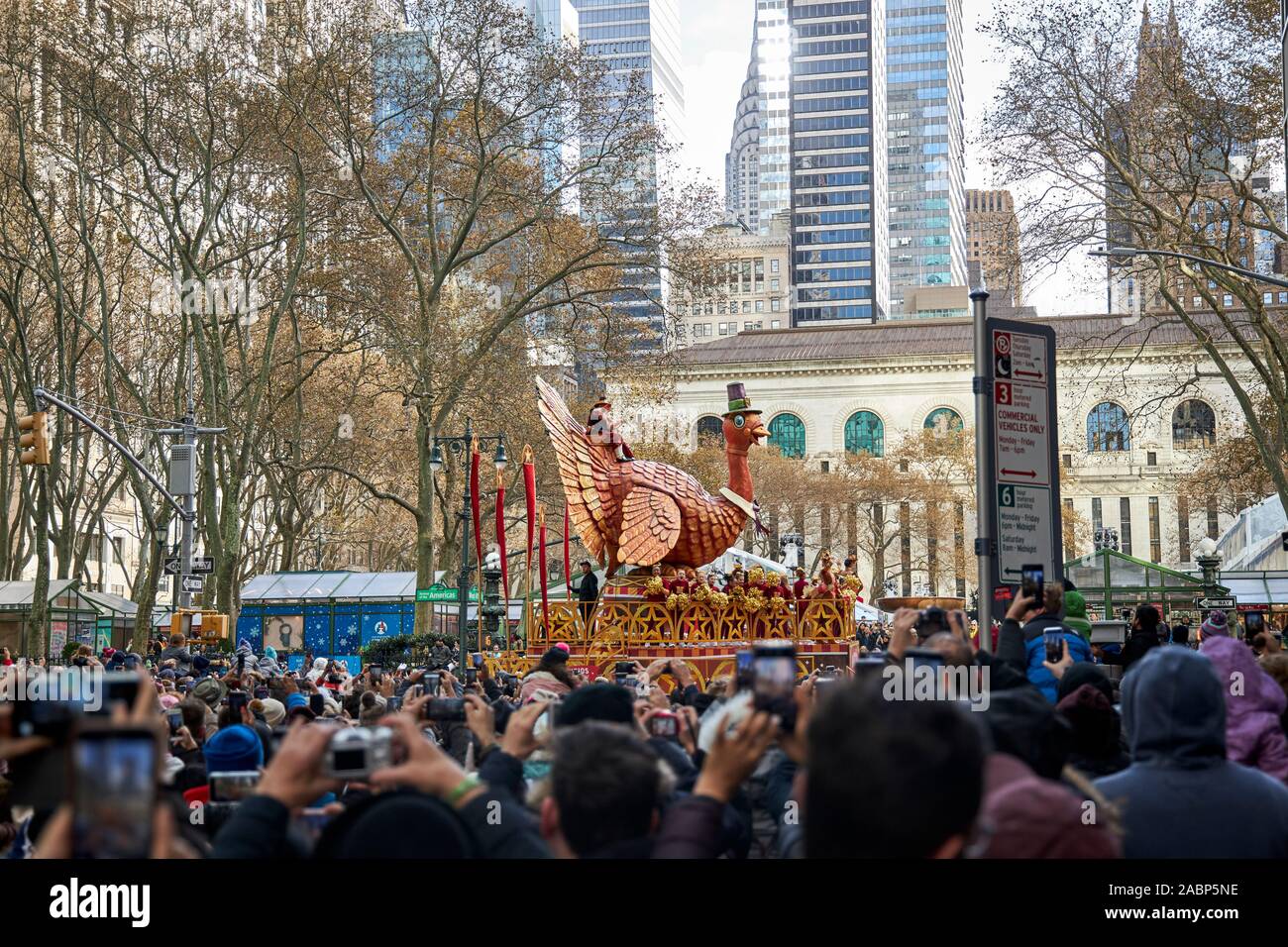 Thanksgiving parade new york city hi-res stock photography and images ...