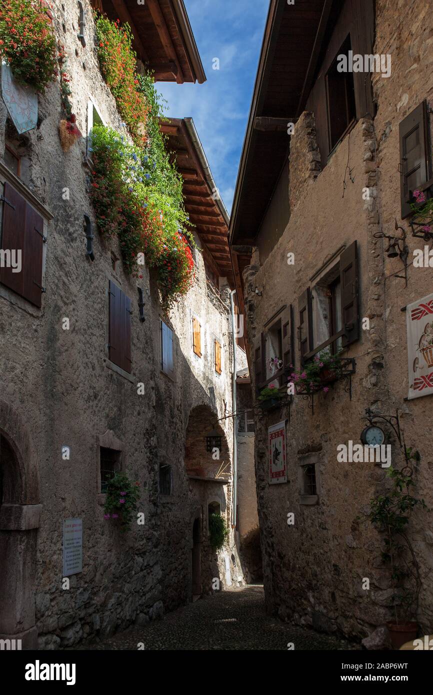 Medieval villages italy hi-res stock photography and images - Alamy