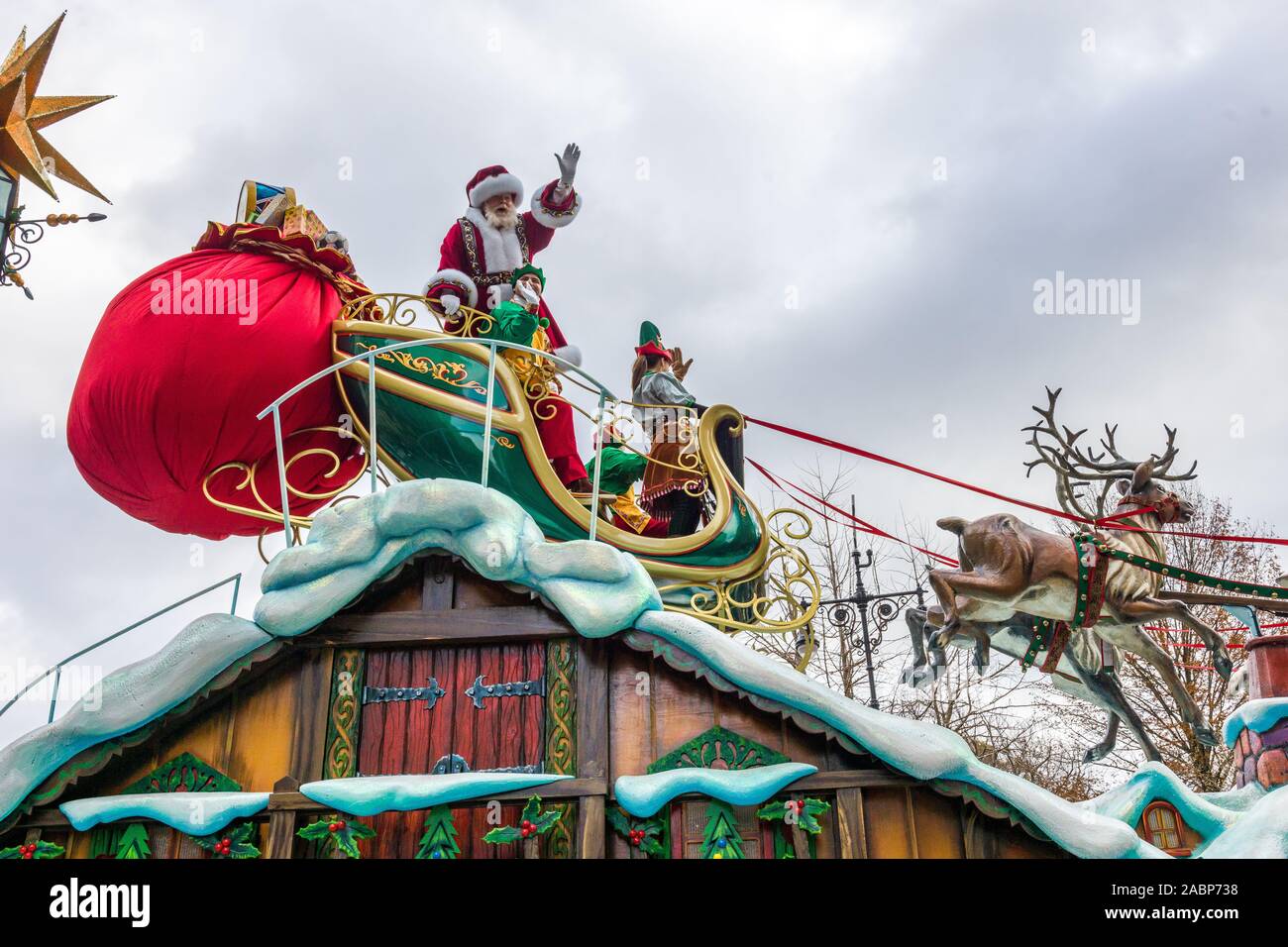 Santa claus parade float hi-res stock photography and images - Alamy