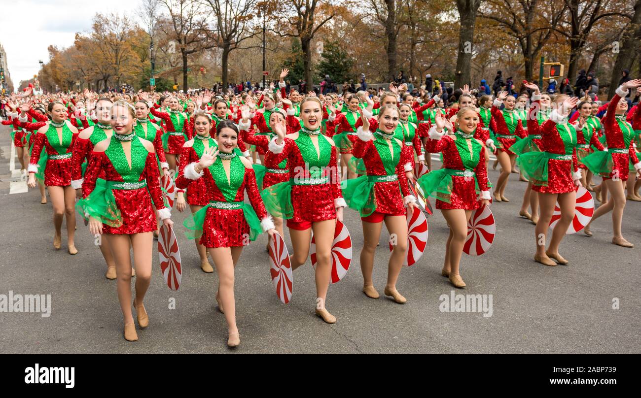 Macy's thanksgiving parade hi-res stock photography and images - Alamy
