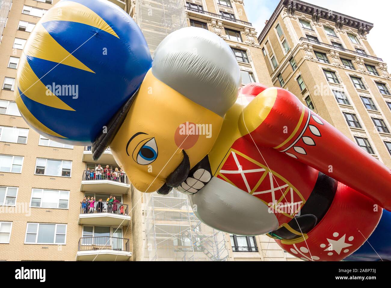 New York, USA. 28th Nov, 2019. Families watch The Nutcracker ballon ...