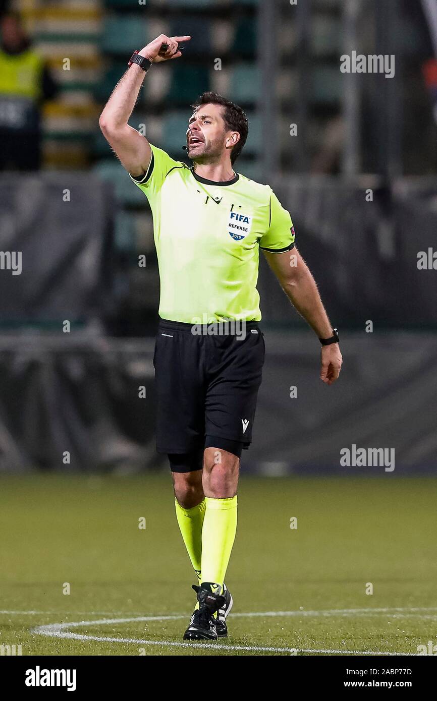 Referee daniel stefanski hi-res stock photography and images - Alamy