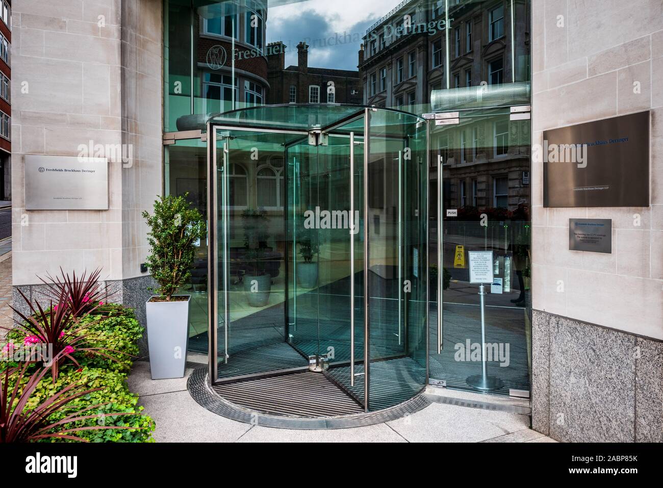 Freshfields fleet street hi-res stock photography and images - Alamy