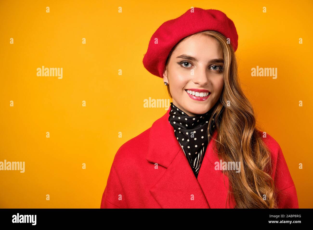 Woman in beret and sunglasses hi-res stock photography and images - Alamy