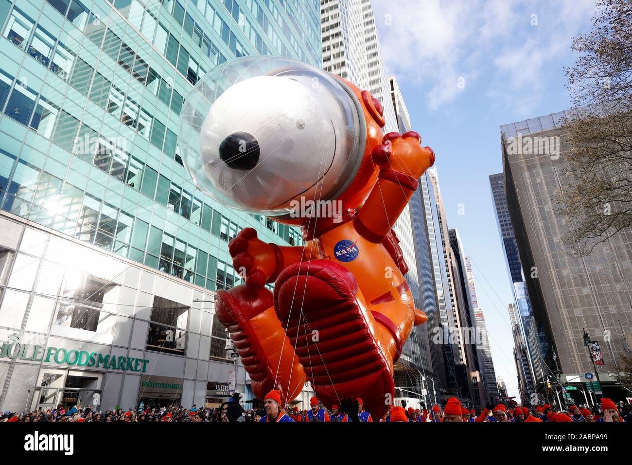 New York, USA. 28th Nov, 2019. The balloon of Astronaut Snoopy is seen ...