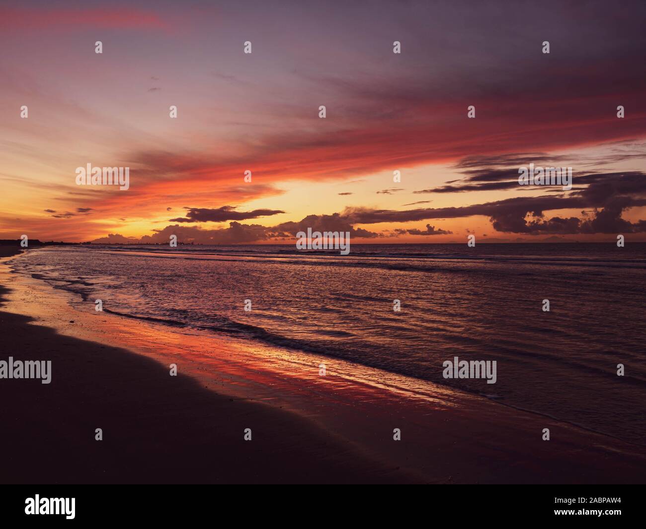 Sun setting behind sand dunes hi-res stock photography and images - Alamy