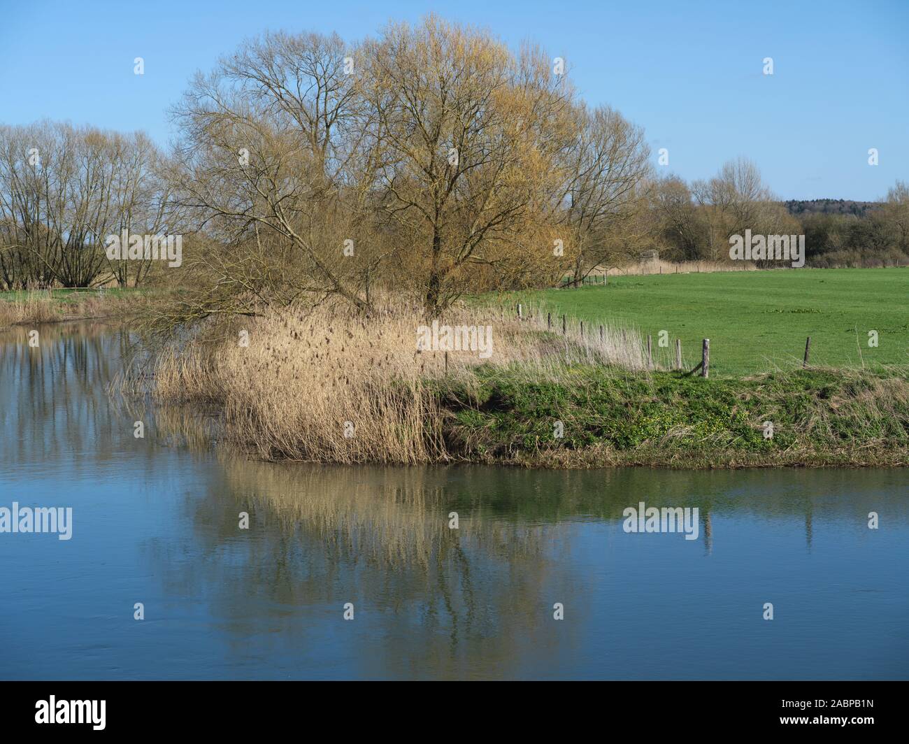Meander wire hi-res stock photography and images - Alamy