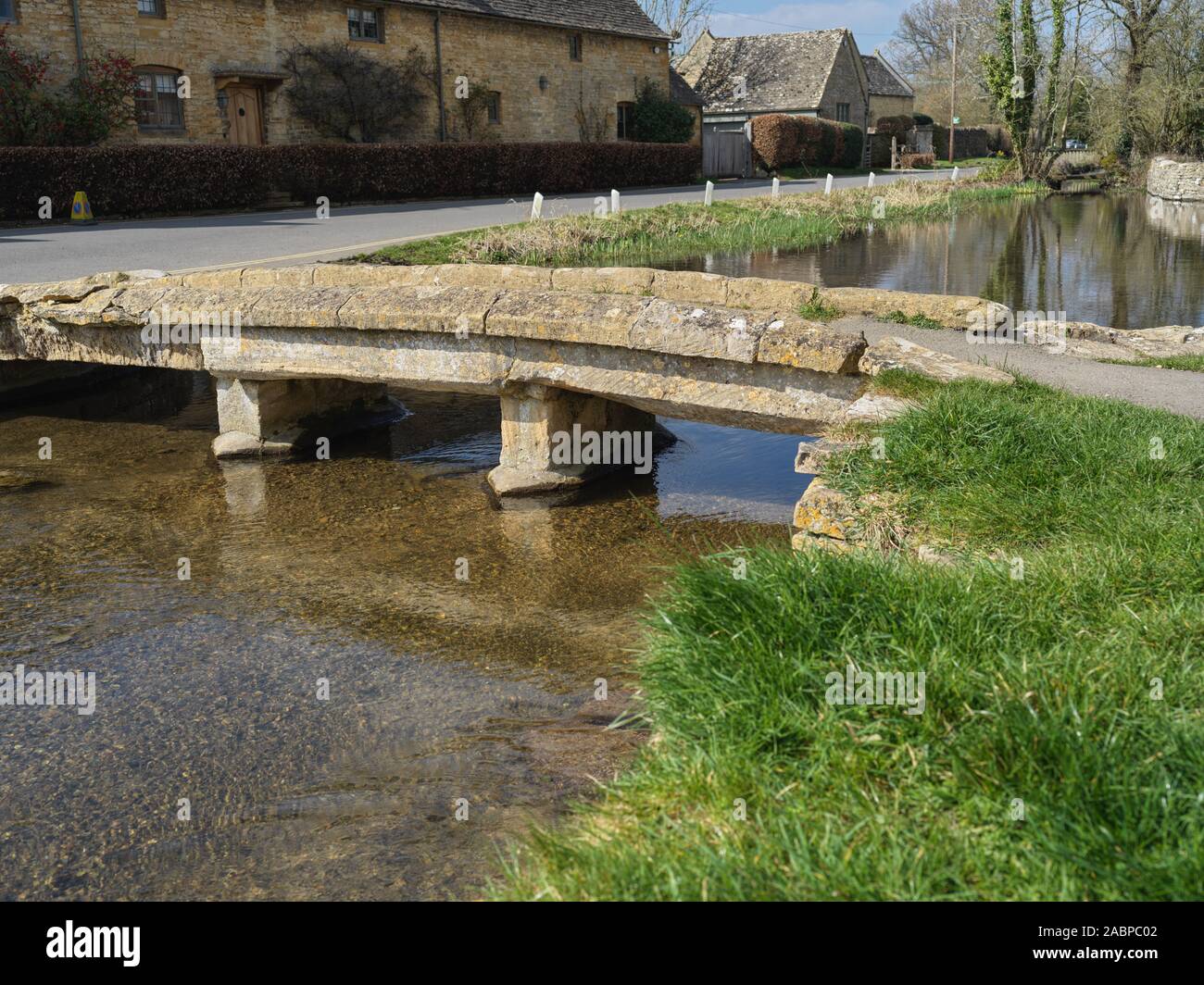 Stone footbridge over the River Eye at Lower Slaughter Stock Photo - Alamy