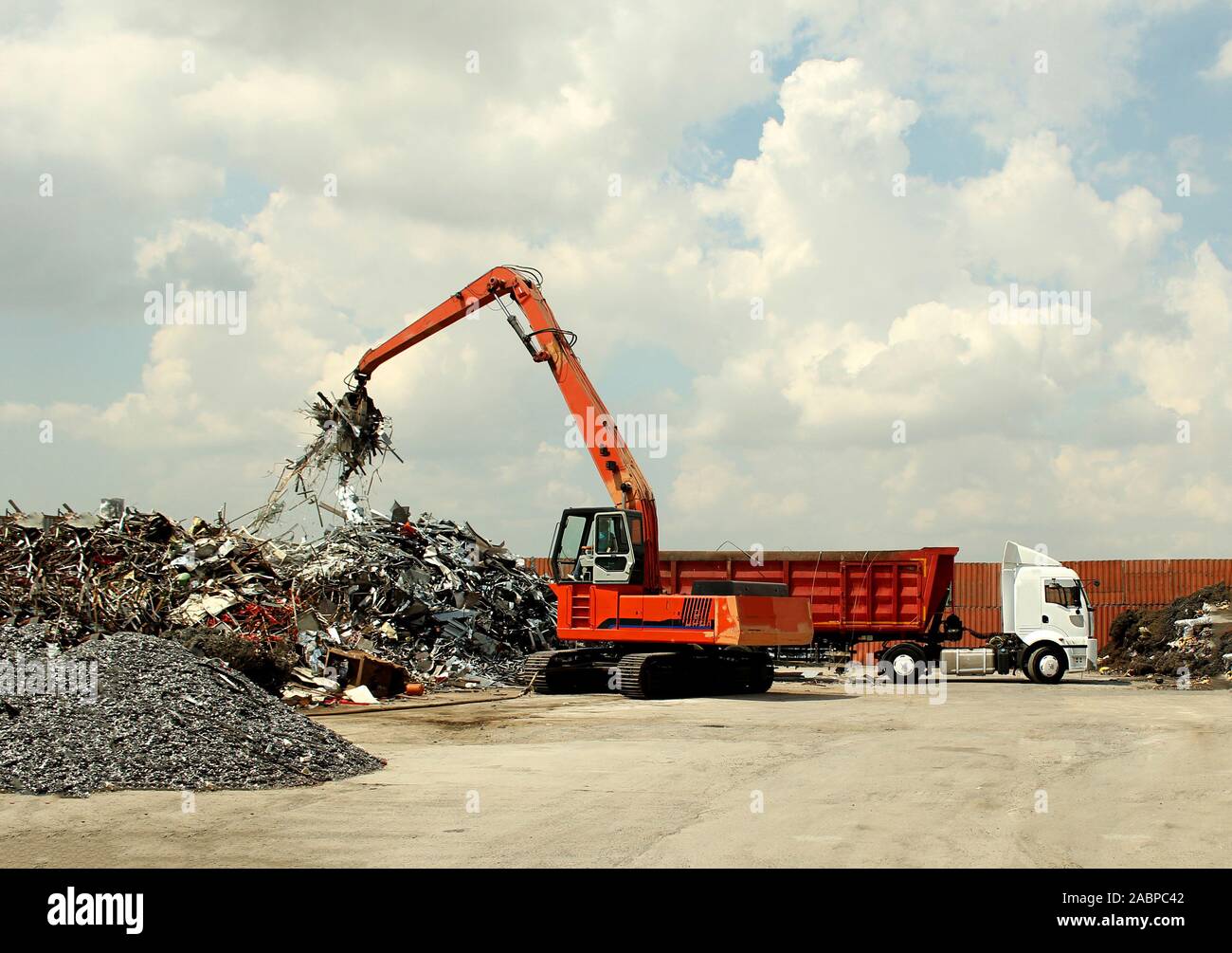 Loading scrap metal on truck hi-res stock photography and images - Alamy